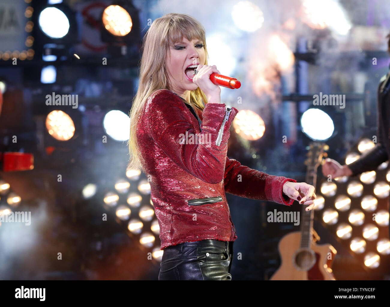 Taylor Swift performs on New Year's Eve in Times Square in New York ...