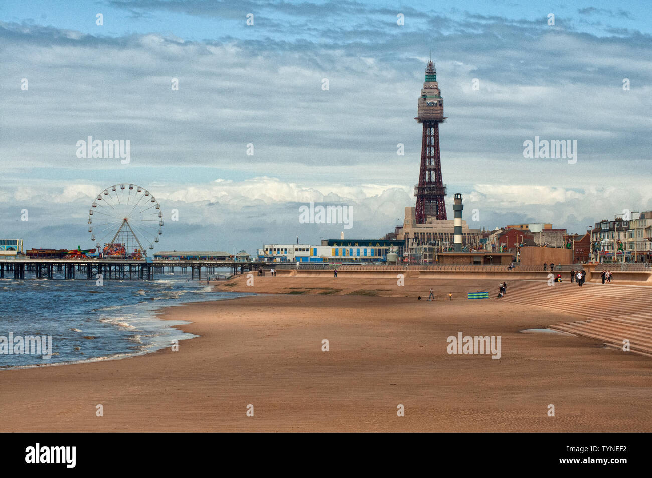 Beach and tower blackpool landscape hi-res stock photography and images ...