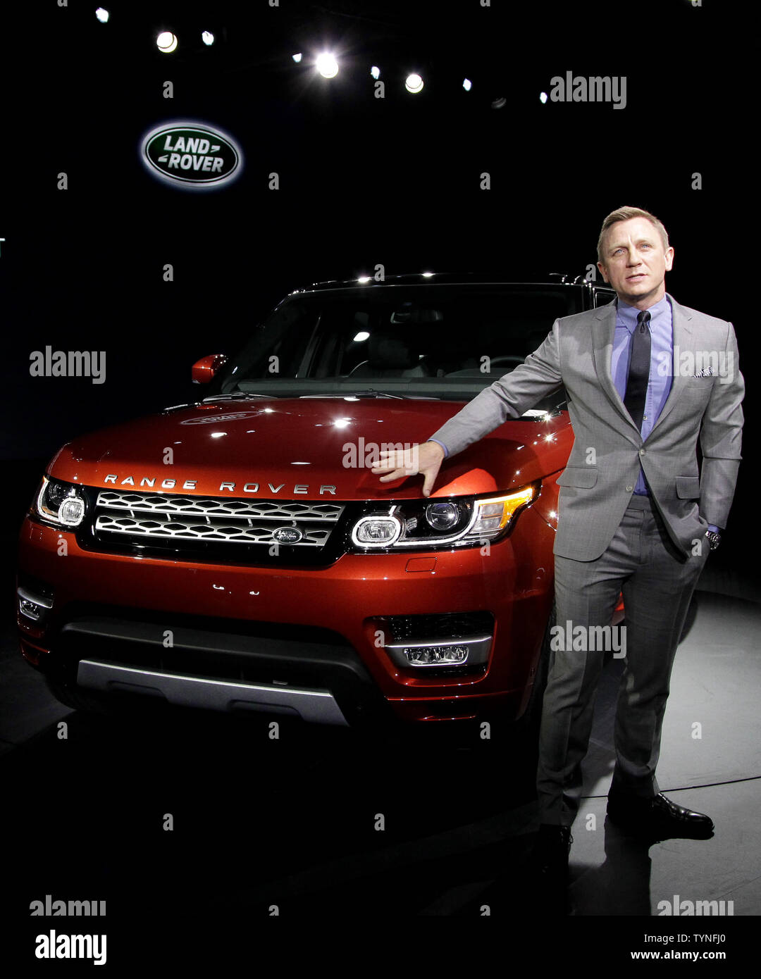 Daniel Craig unveils the new Range Rover Sport in advance of the cars ...