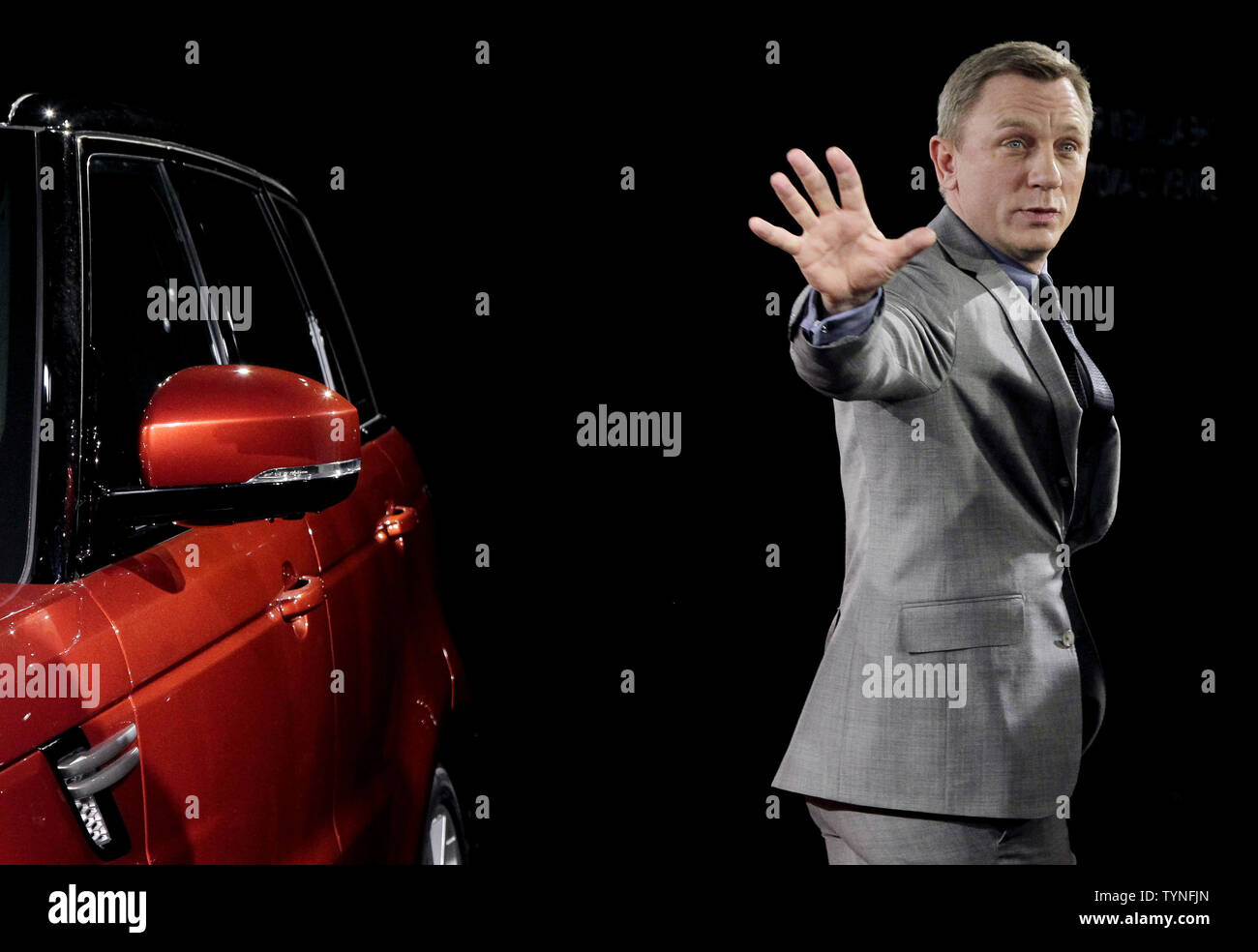 Daniel Craig unveils the new Range Rover Sport in advance of the cars ...