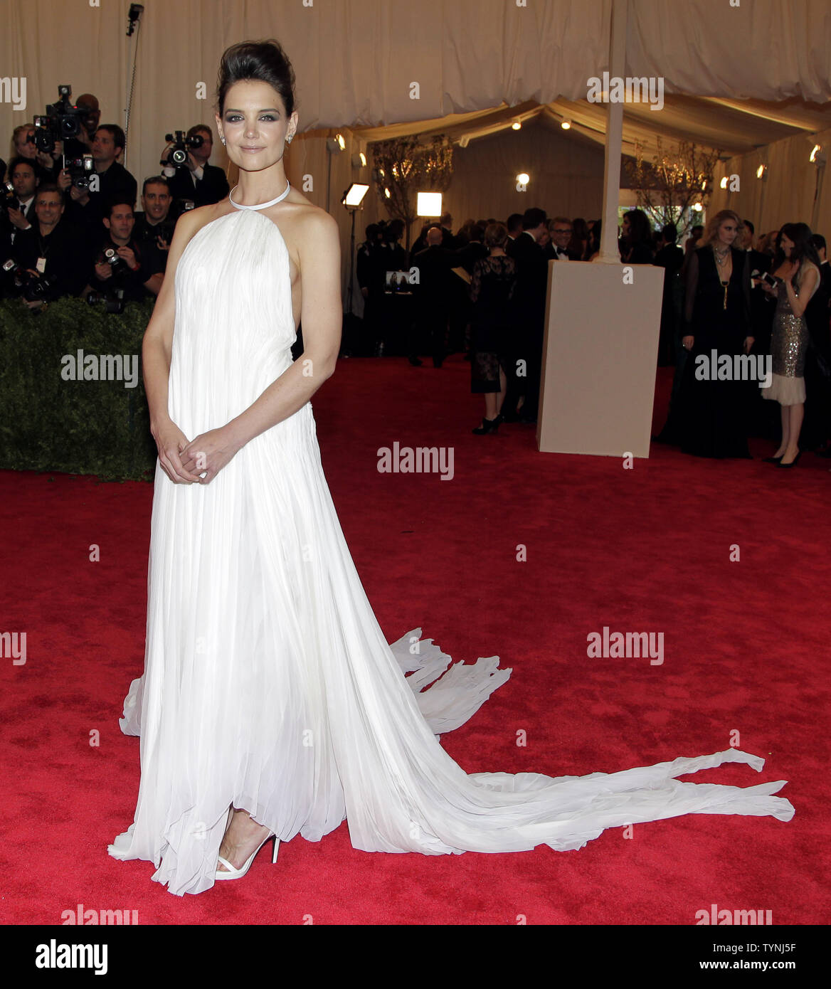 Katie Holmes arrives on the red carpet at the Costume Institute Benefit ...