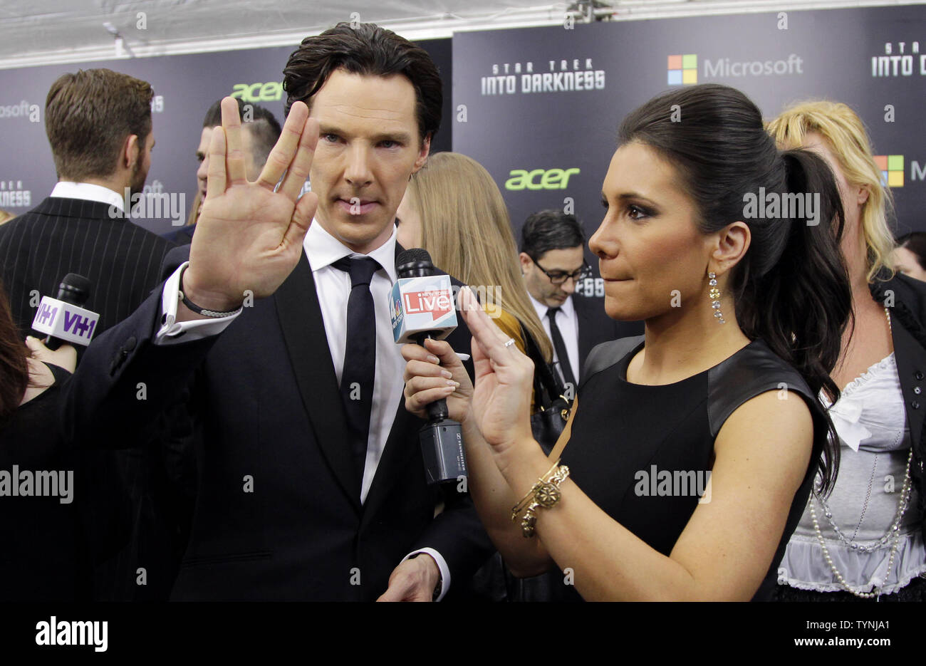Benedict Cumberbatch shows Joelle Garguilo of NBC the Star Trek hand ...