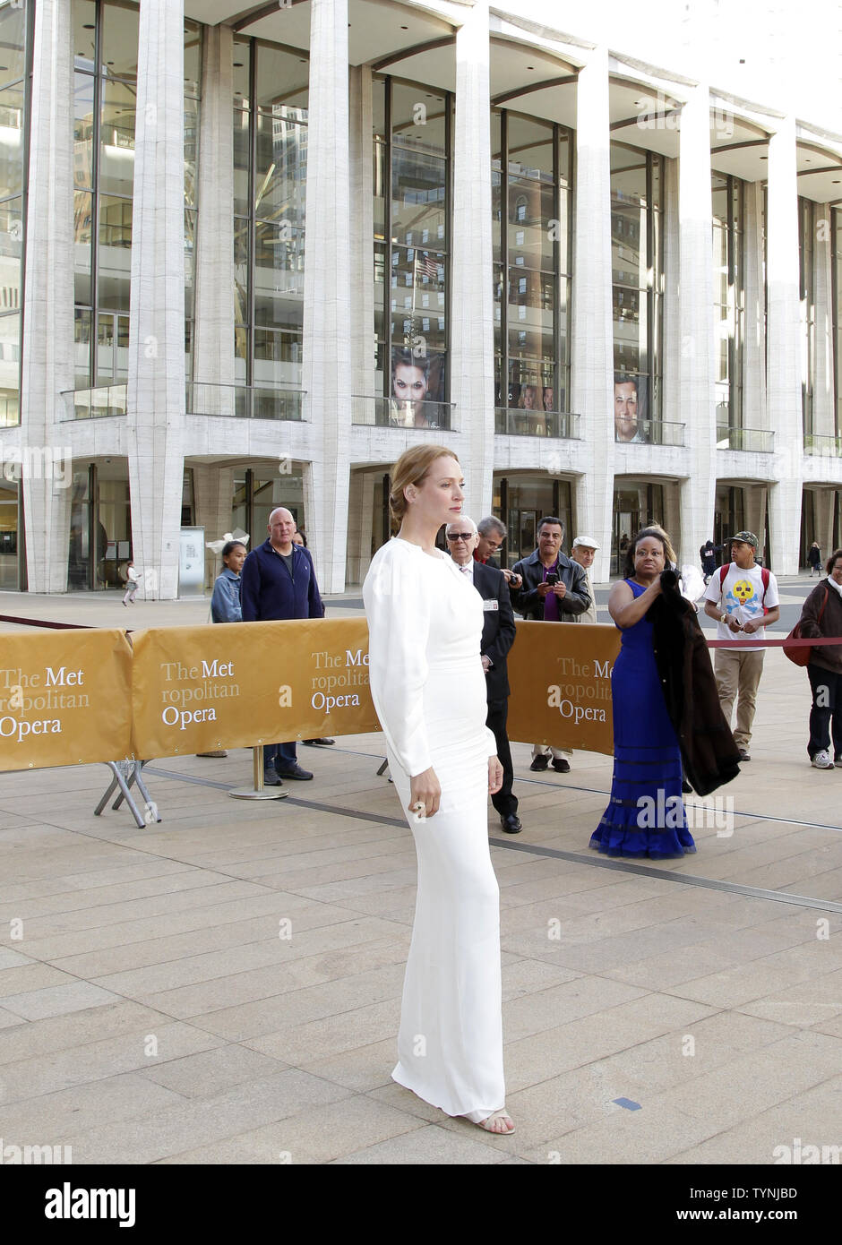 Uma Thurman arrives on the red carpet at the American Ballet Theatre ...