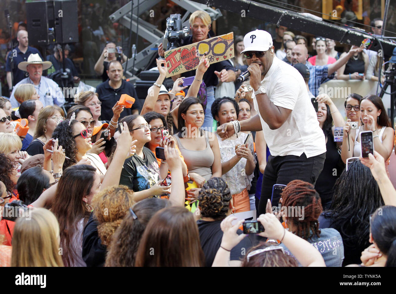 Nathan Morris and Boyz II Men perform with 98 Degrees and New Kids On ...