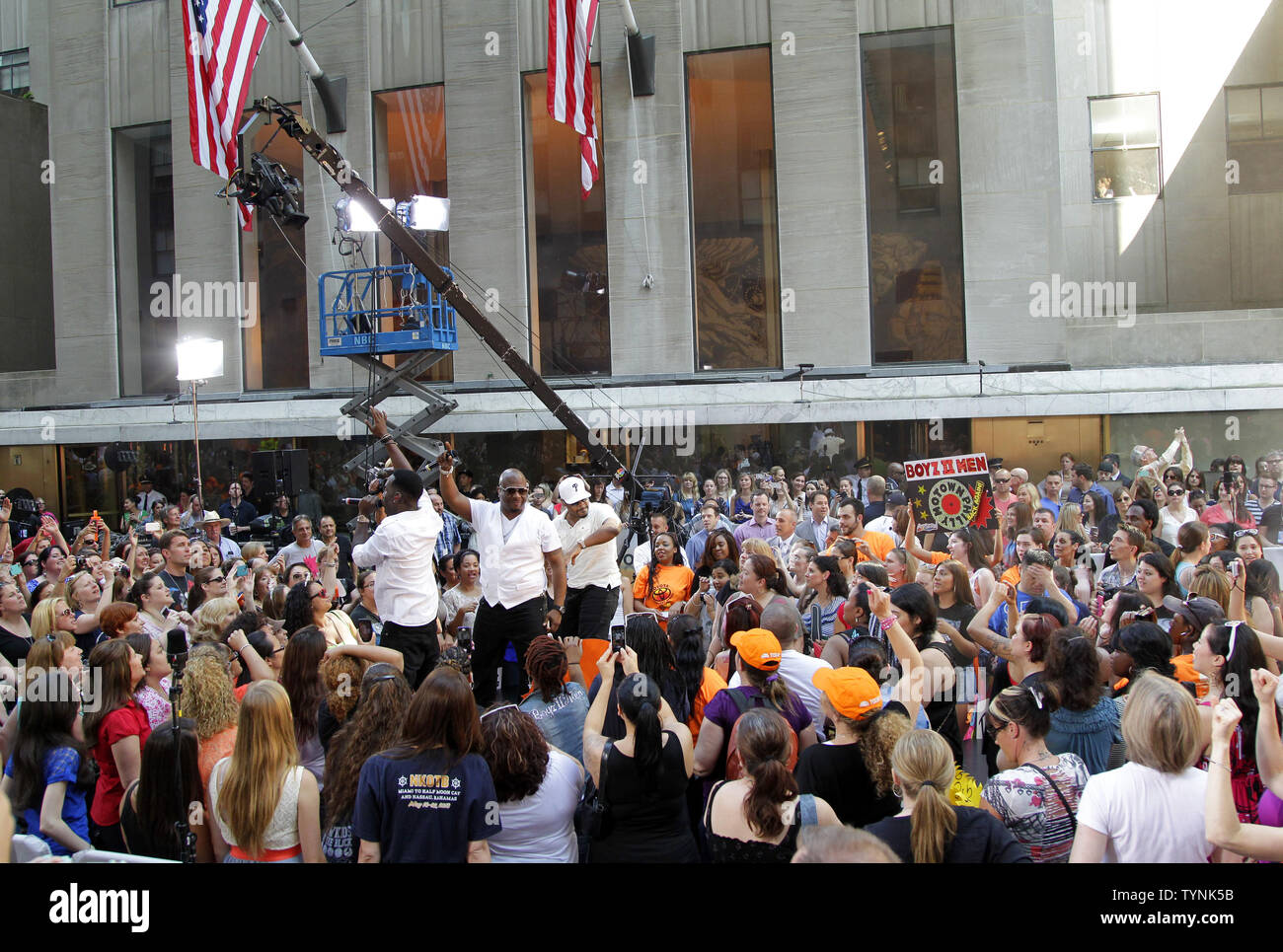 Boyz II Men perform with New Kids On The Block and 98 Degrees on the ...