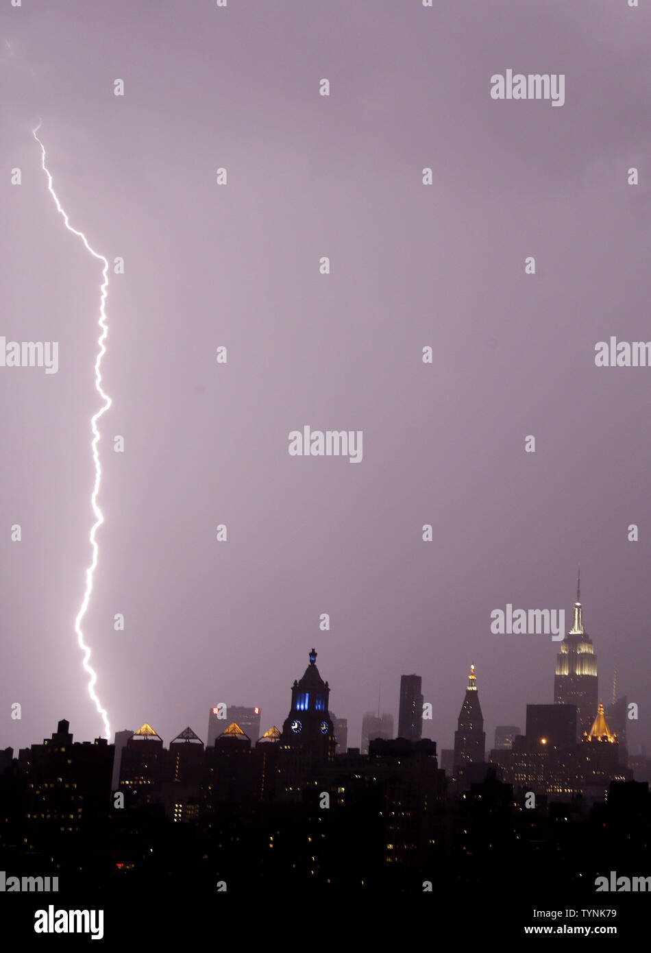 Lightning strikes empire state building hi-res stock photography and ...