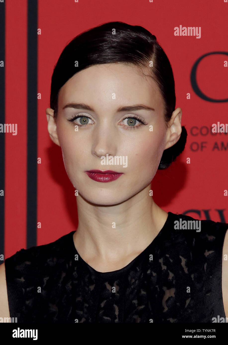 Rooney Mara arrives on the red carpet at the 2013 CFDA Fashion Awards ...