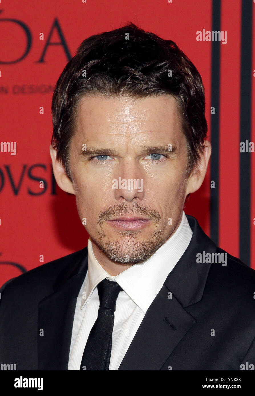 Ethan Hawke arrives on the red carpet at the 2013 CFDA Fashion Awards ...