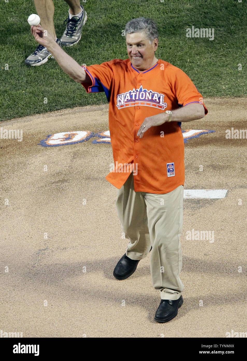 New York Mets Hall of Fame Pitcher Tom Seaver throws out the first ...