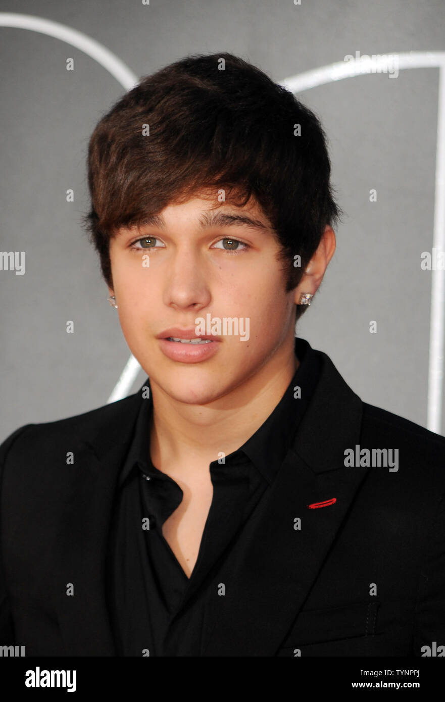 Austin Mahone arrives on the red carpet at the 2013 MTV Video Music ...