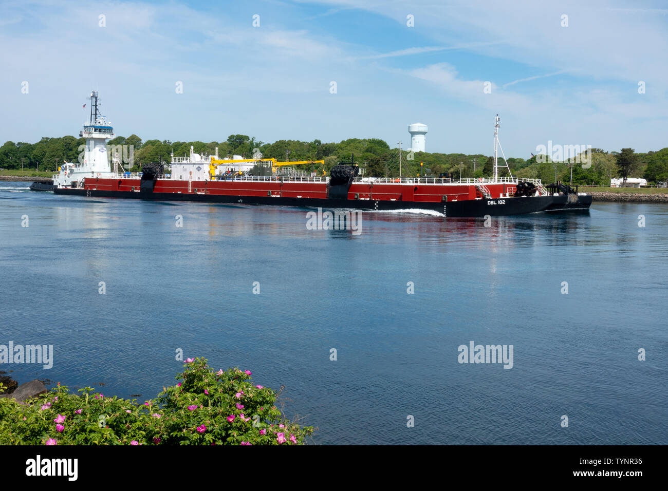 Tugboat Cape Lookout pushing double hulled fuel barge DBL 102 through ...