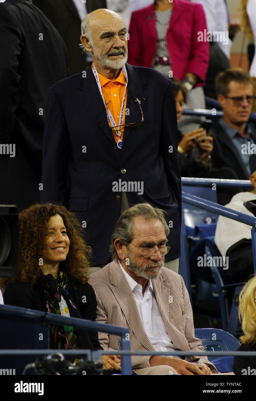 Tommy lee jones and sean connery hi-res stock photography and images ...