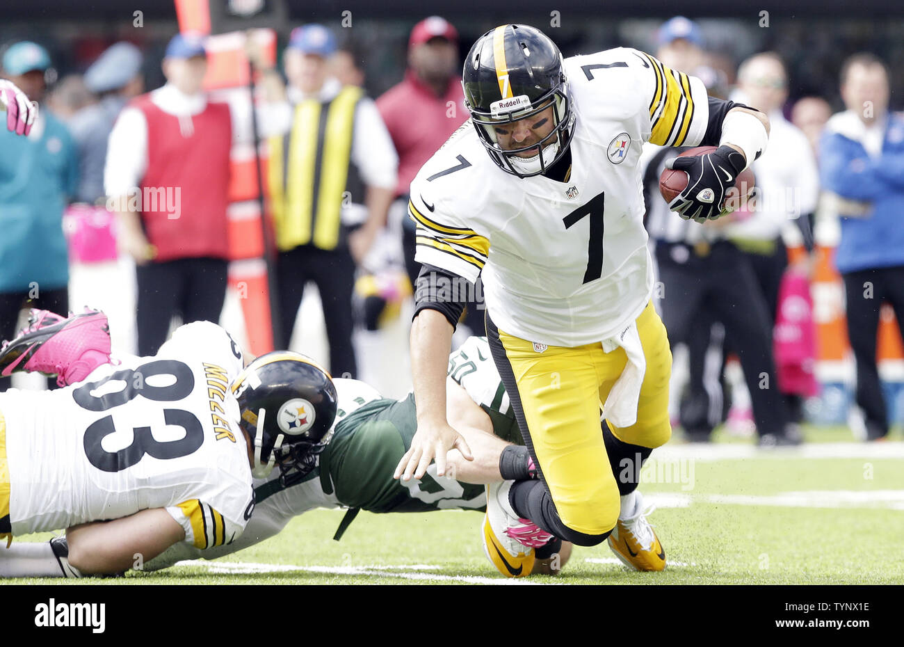 New York Jets Garrett McIntyre sacks Pittsburgh Steelers Ben ...