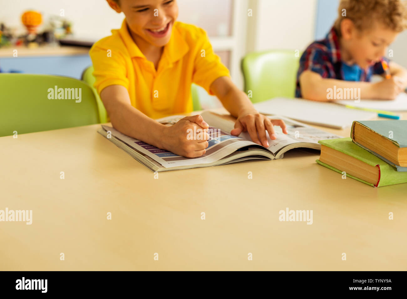 Boys work together in class hi-res stock photography and images - Alamy