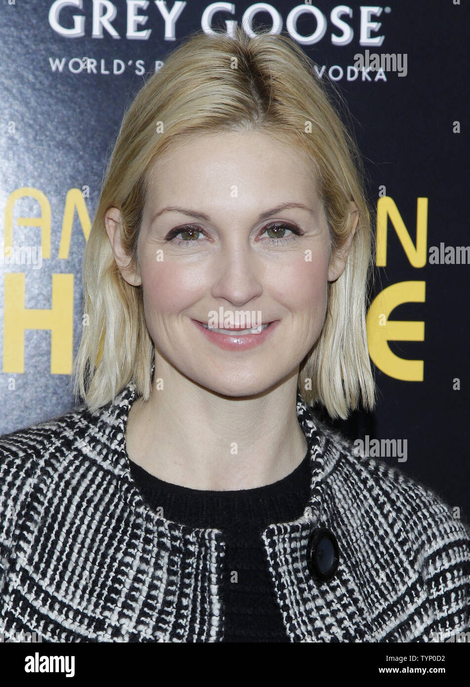 Kelly Rutherford arrives on the red carpet at the American Hustle ...