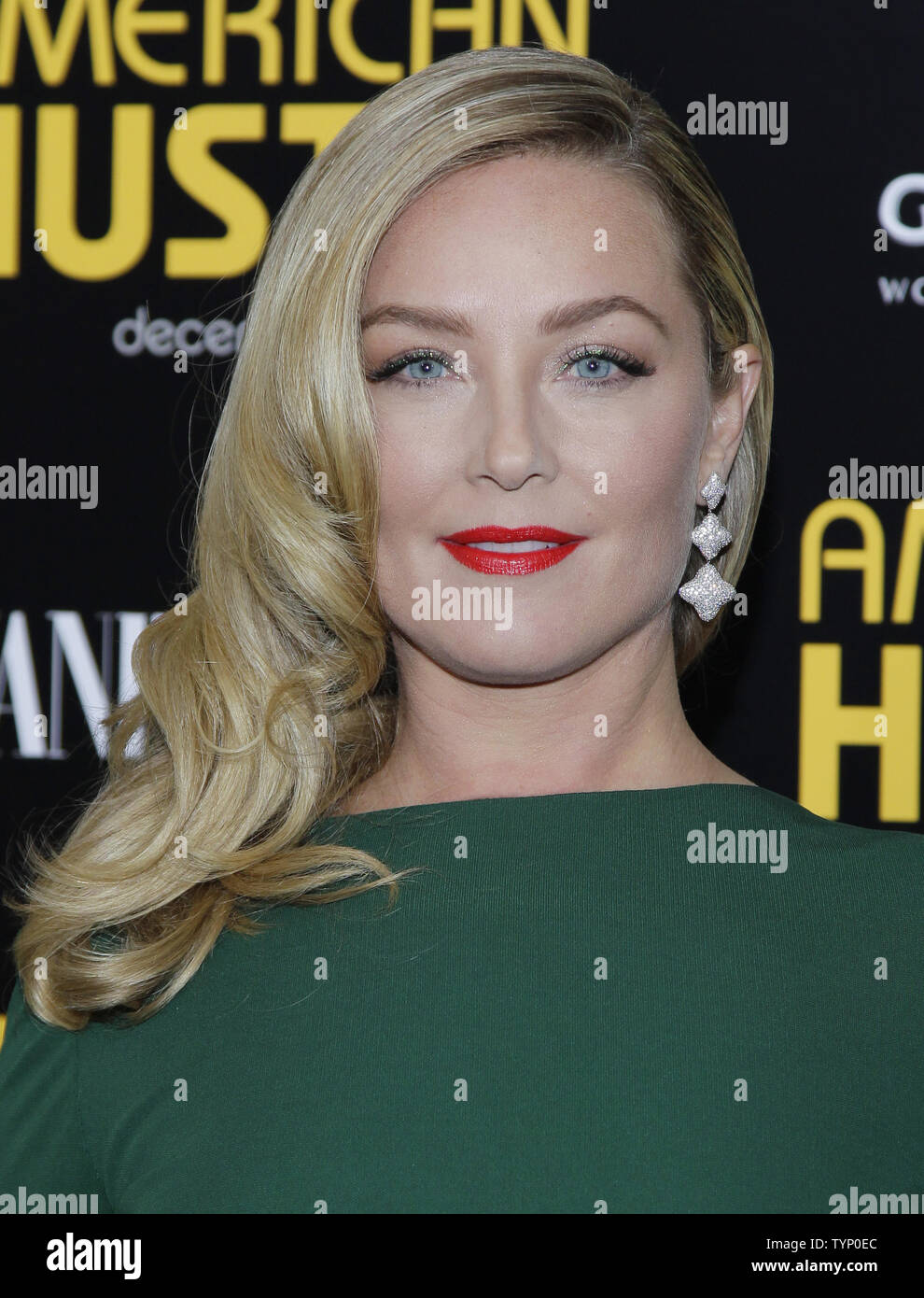 Elizabeth Rohm arrives on the red carpet at the American Hustle ...