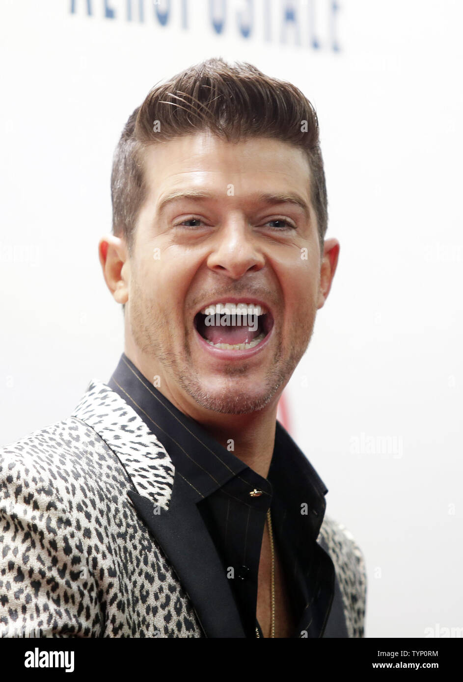 Robin Thicke arrives on the red carpet at Z100's Jingle Ball at Madison ...