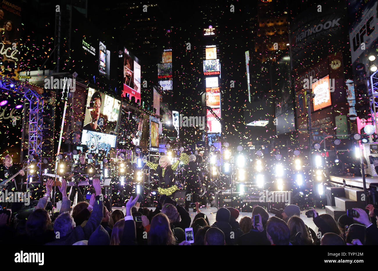 Debbie Harry and Blondie perform in Times Square on New Year's Eve in ...