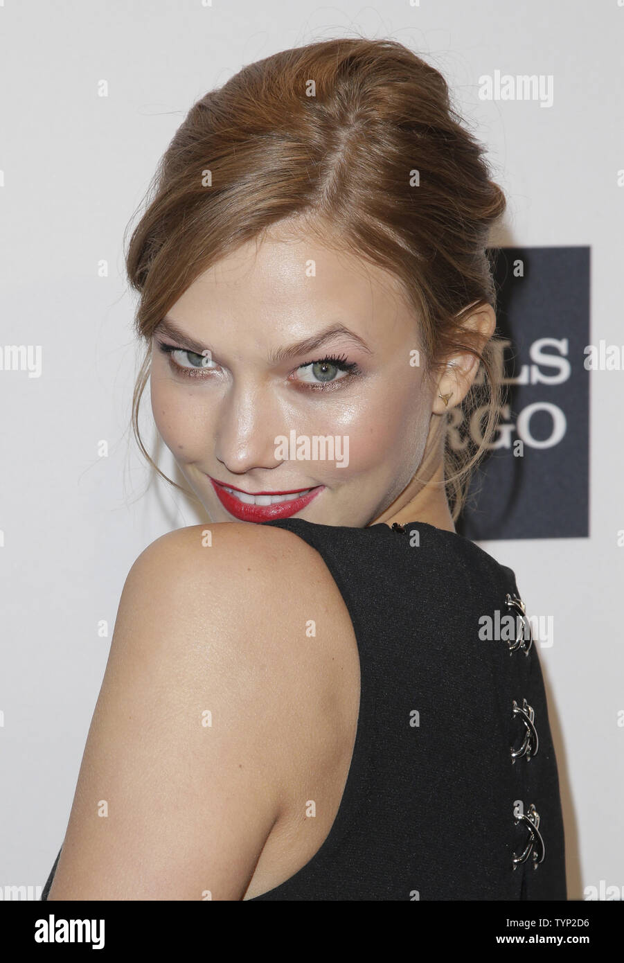 Karlie Kloss arrives on the red carpet at the amfAR New York Gala at ...