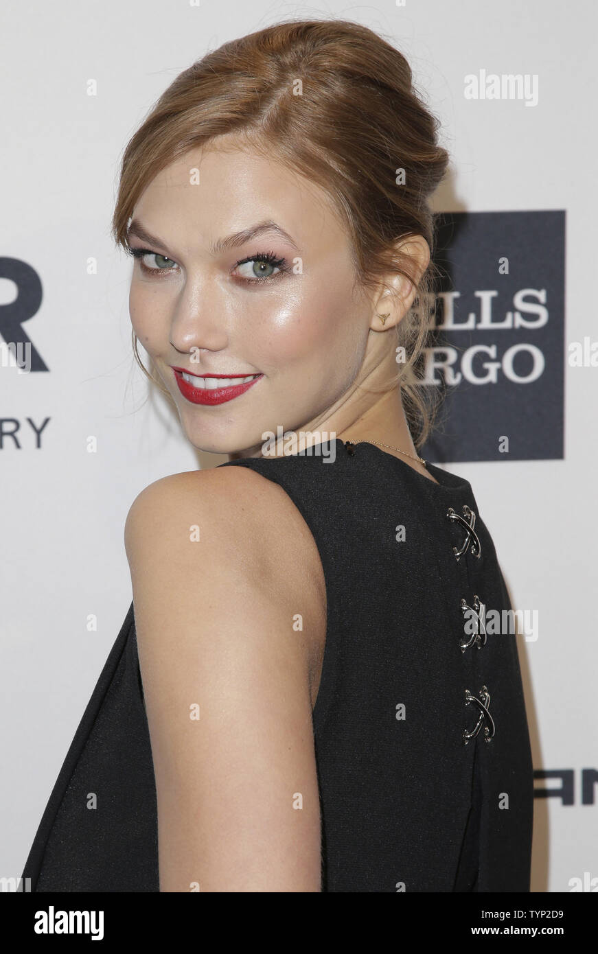 Karlie Kloss arrives on the red carpet at the amfAR New York Gala at ...