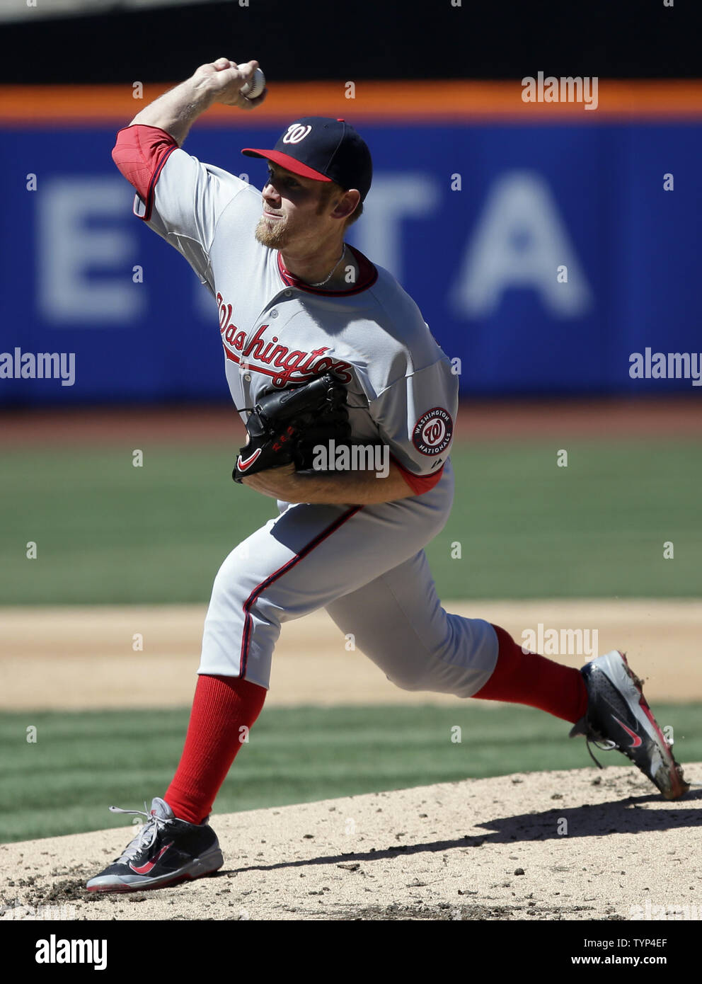 Washington Nationals starting pitcher Stephen Strasburg throws a pitch ...