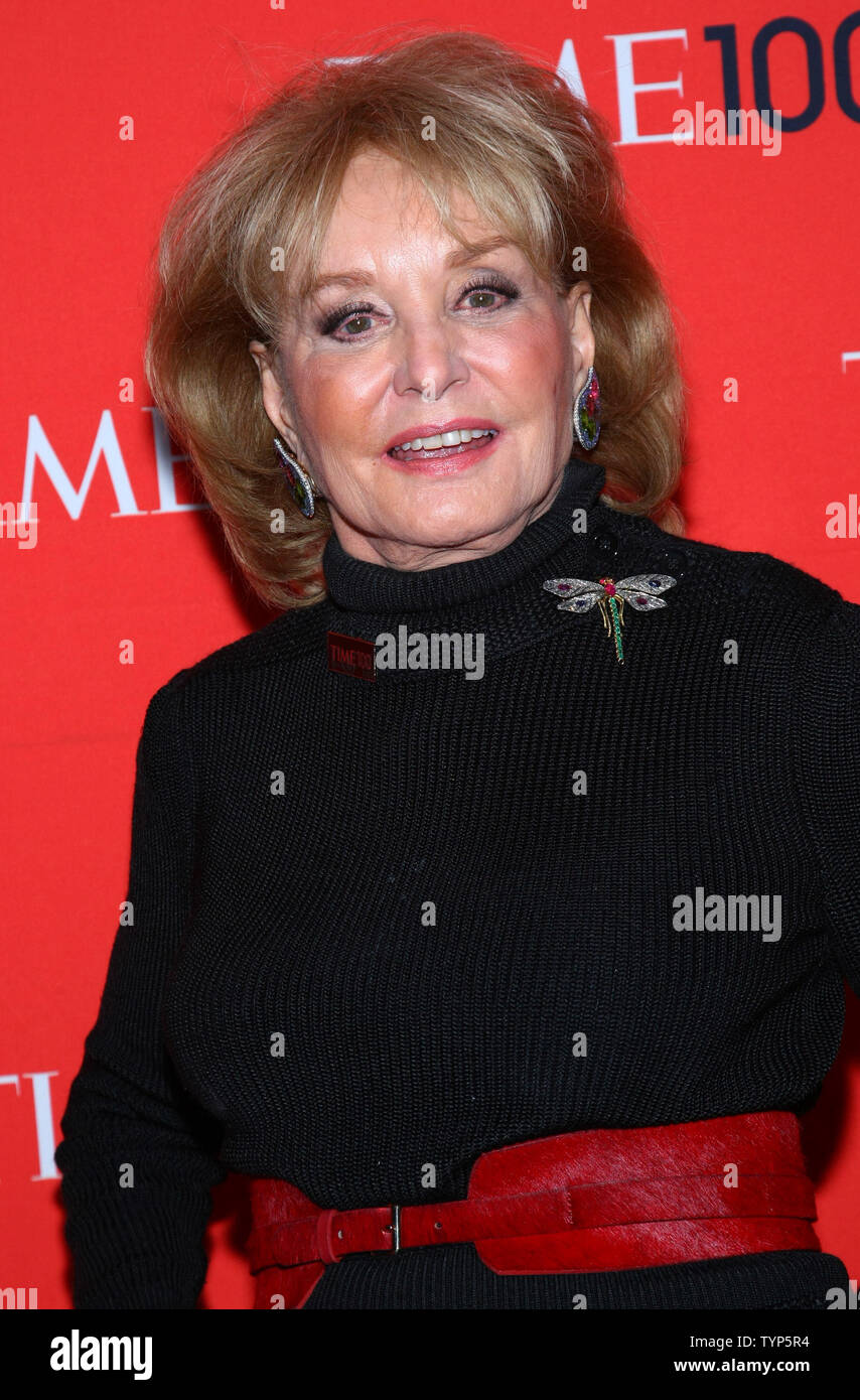 Barbara walters arrives on the red carpet hi-res stock photography and ...