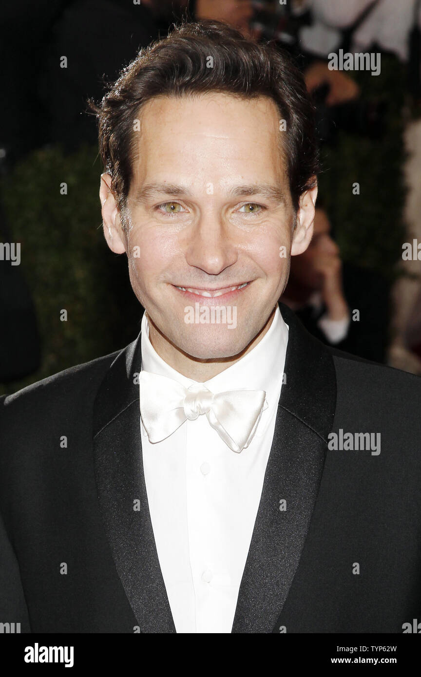 Paul Rudd arrives on the red carpet at the Costume Institute Benefit ...