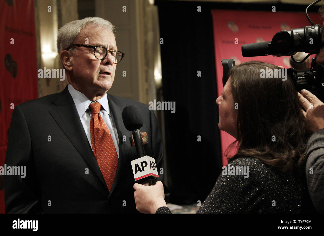 Tom Brokaw arrives on the red carpet at the 73rd Annual Peabody Awards ...