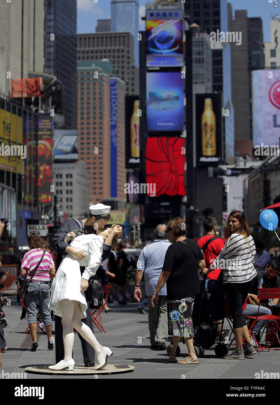 World war kiss 1945 hi-res stock photography and images - Alamy