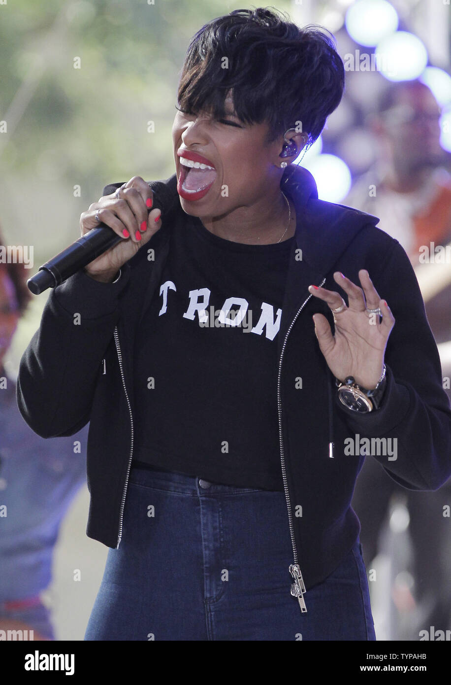 Jennifer Hudson performs on the NBC Today Show at Rockefeller Center in ...