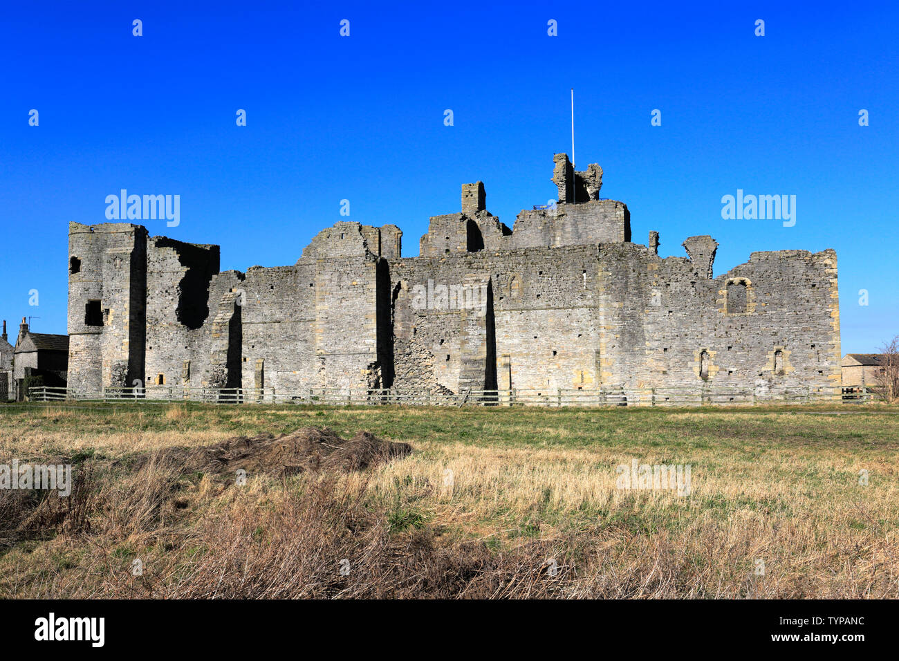 Ruins of Middleham castle, Middleham village, North Yorkshire County ...