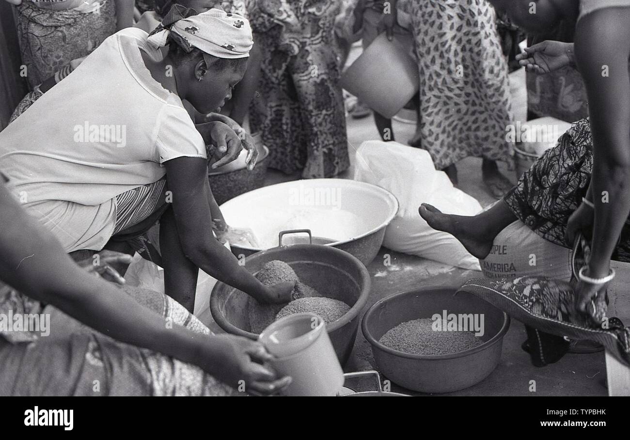 WOMEN GATHERING FOOD Stock Photo - Alamy