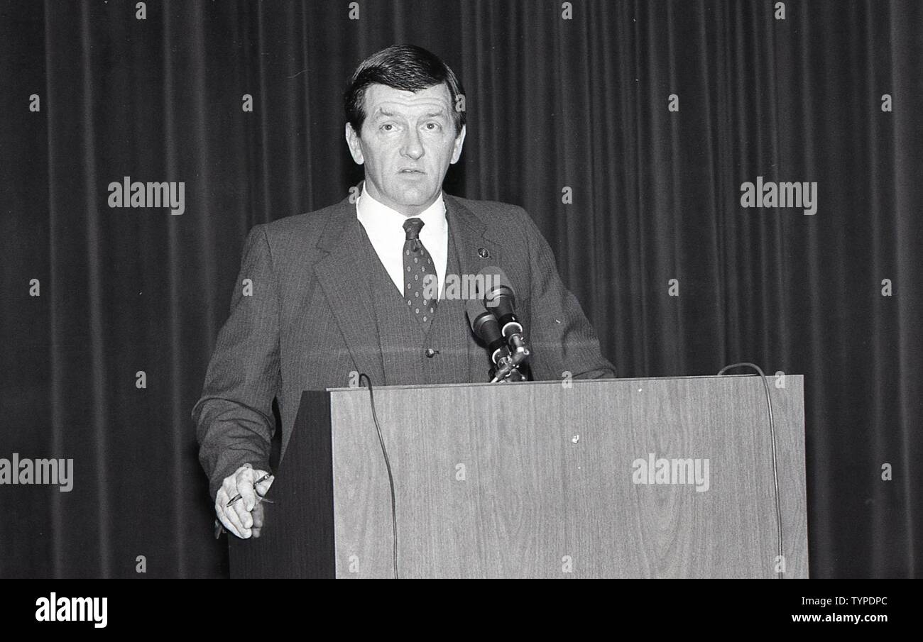 MAN STANDING AT PODIUM SPEAKING Stock Photo - Alamy