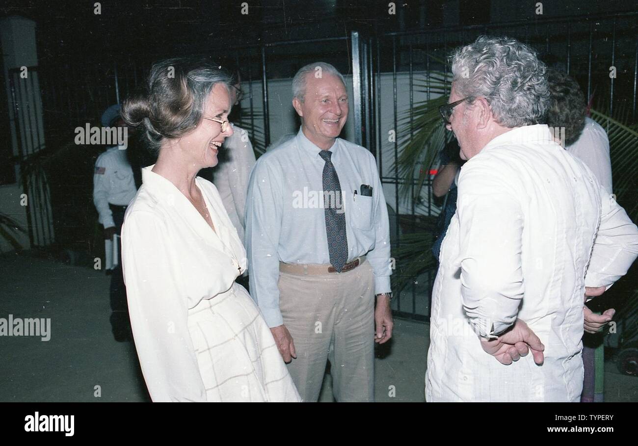 MEN AND WOMEN TALKING IN A RECEIVING LINE Stock Photo - Alamy