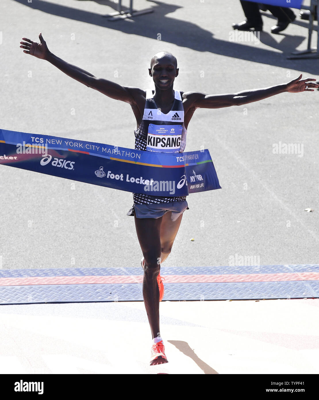Wilson Kipsang of Kenya celebrates when he crosses the finish line ...