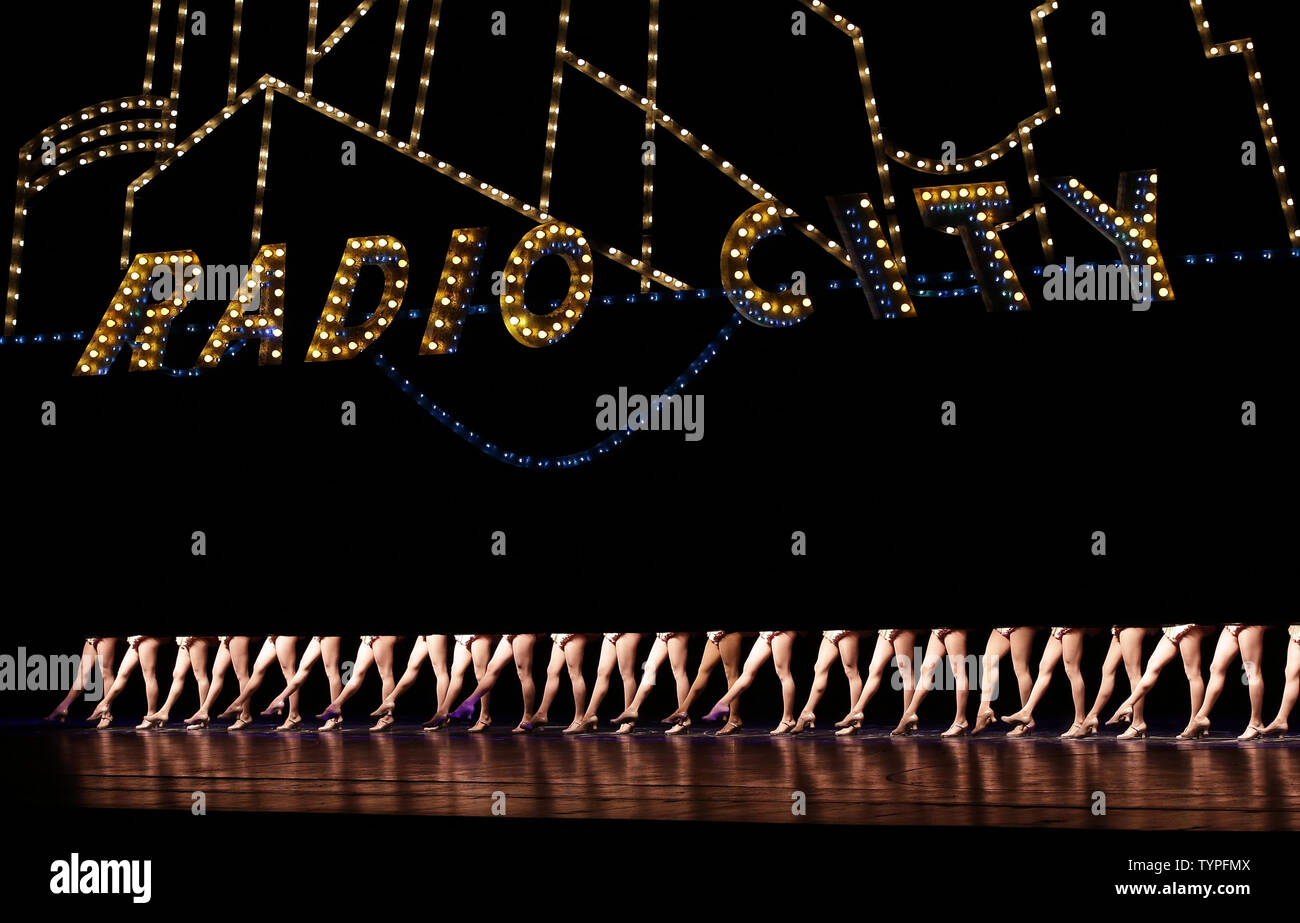 Rockettes dance hi-res stock photography and images - Alamy