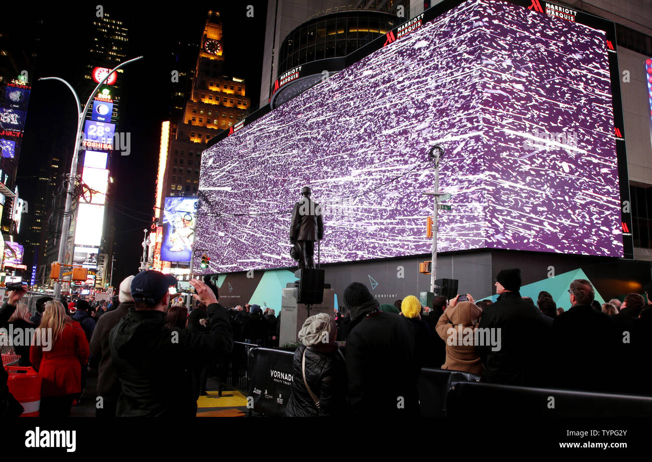 Times square led screen broadway hi-res stock photography and images ...