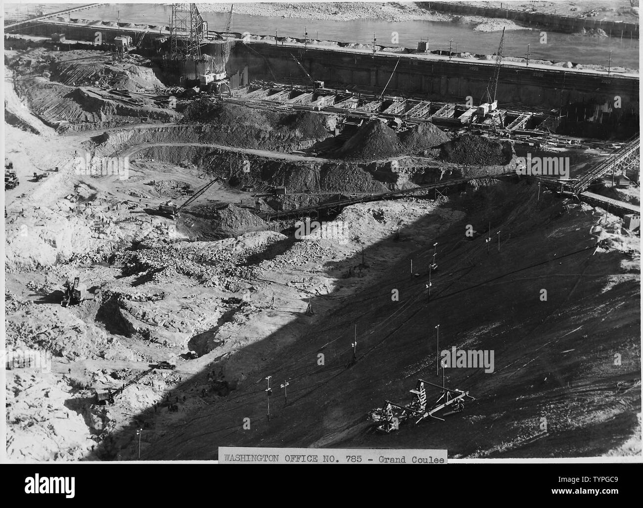 Clamshell hoists hi-res stock photography and images - Alamy