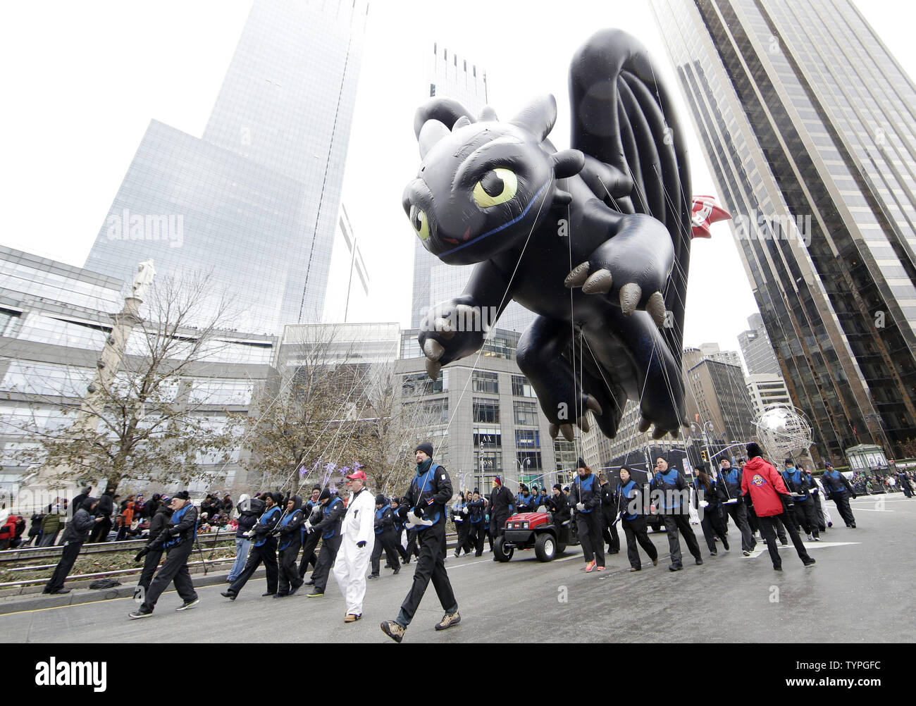 A Toothless balloon from 'How to Train your Dragon'' floats down the ...