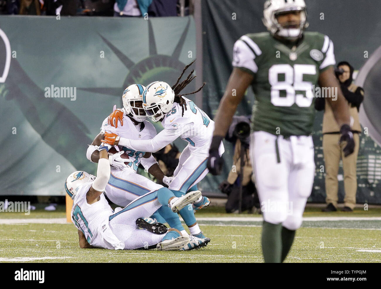 New York Jets Jeff Cumberland walks off of the field while Miami ...