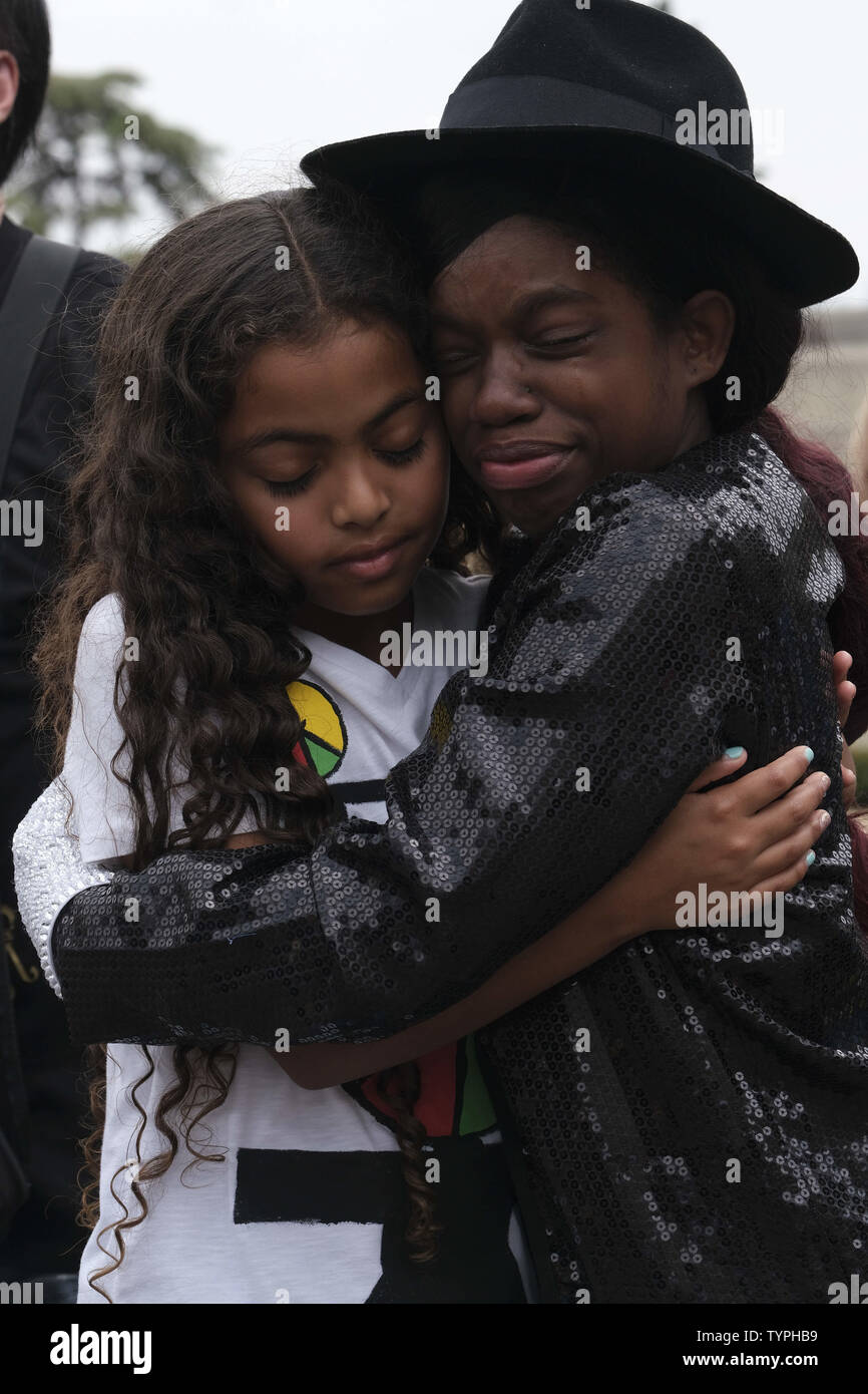 Los Angeles, CA, USA. 25th June, 2019. Fans and mourners come and pay ...