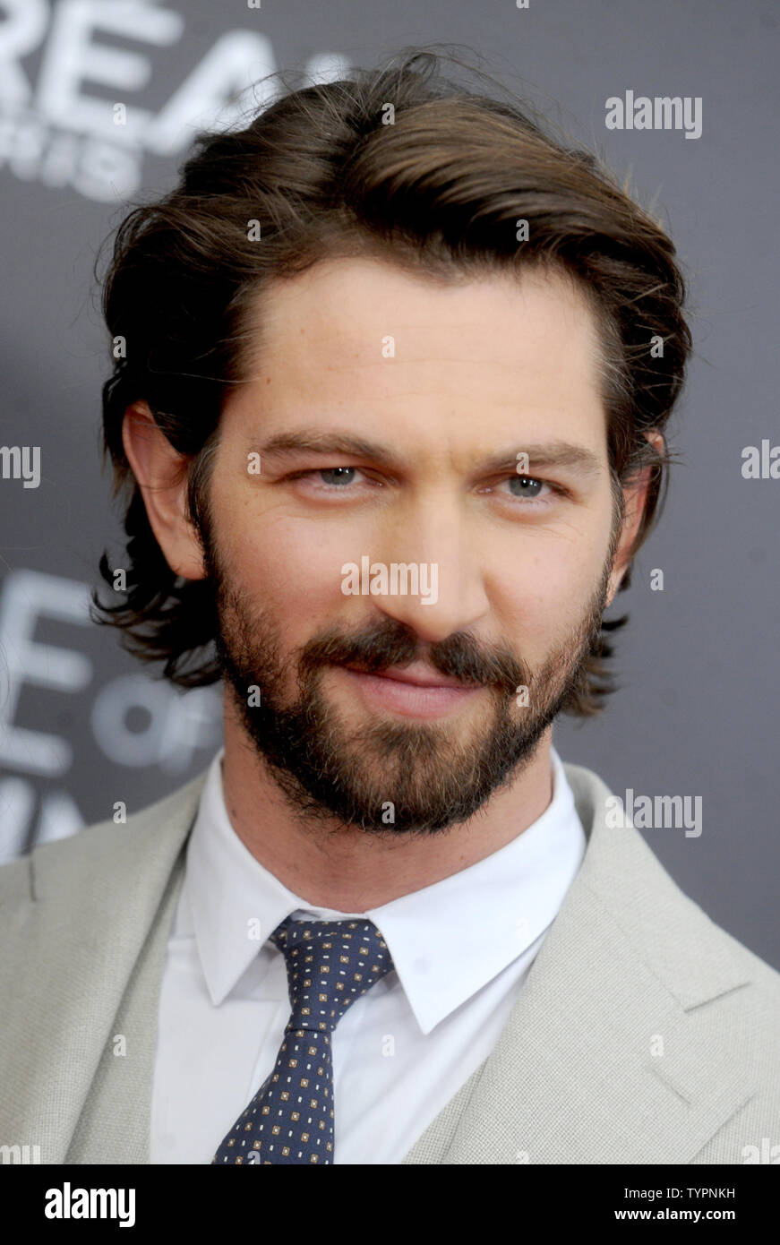 Michiel Huisman arrives on the red carpet at the Lionsgate New York ...
