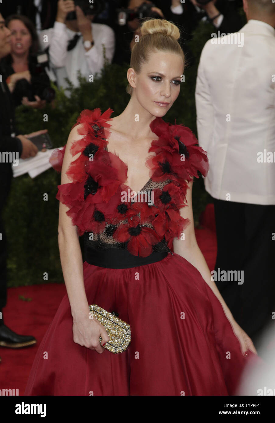 Poppy Delevingne arrives on the red carpet at the Costume Institute ...
