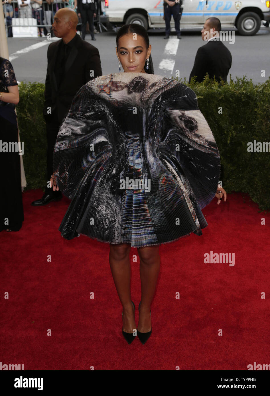 Solange Knowles arrives on the red carpet at the Costume Institute ...