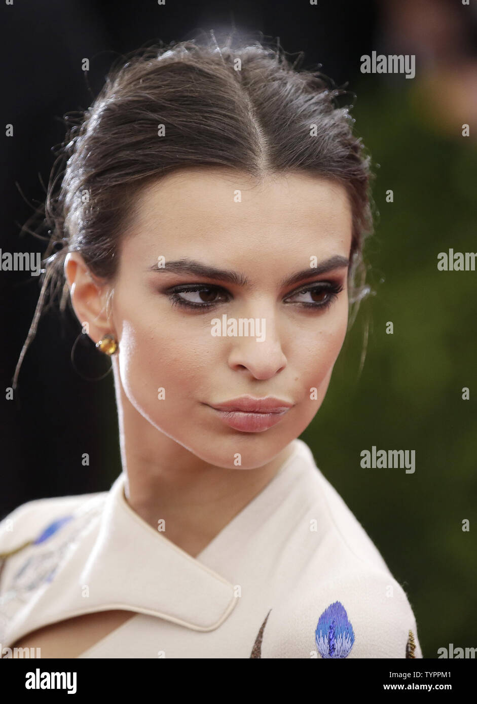 Emily Ratajkowski arrives on the red carpet at the Costume Institute ...