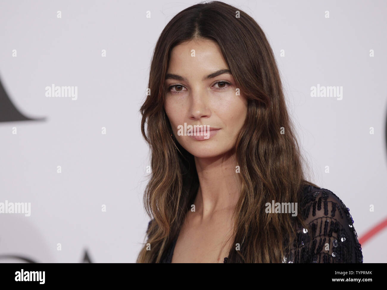 Lily Aldridge arrives on the red carpet at the 2015 CFDA Fashion Awards ...