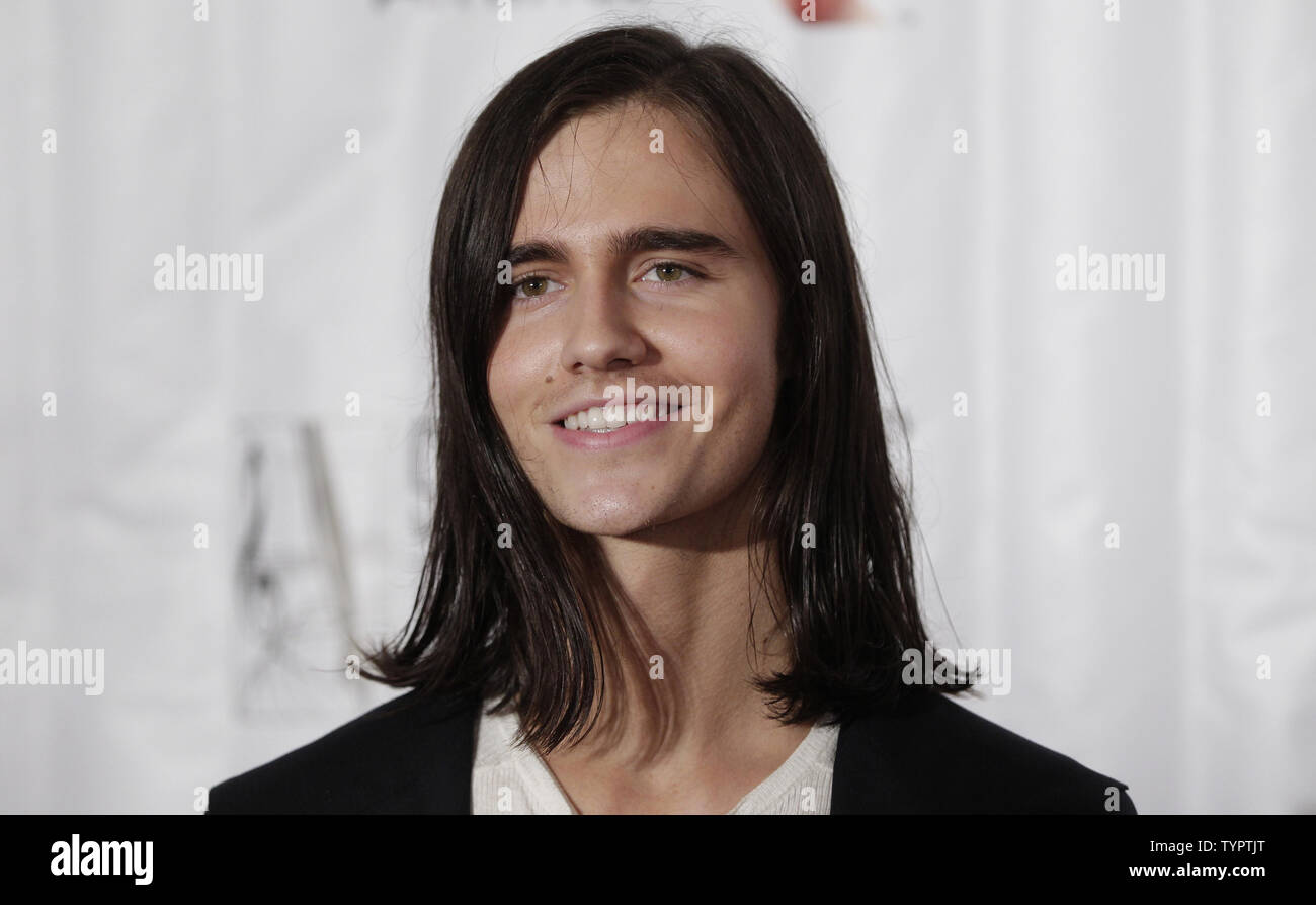 Anthony De La Torre arrives on the red carpet at the 46th annual ...