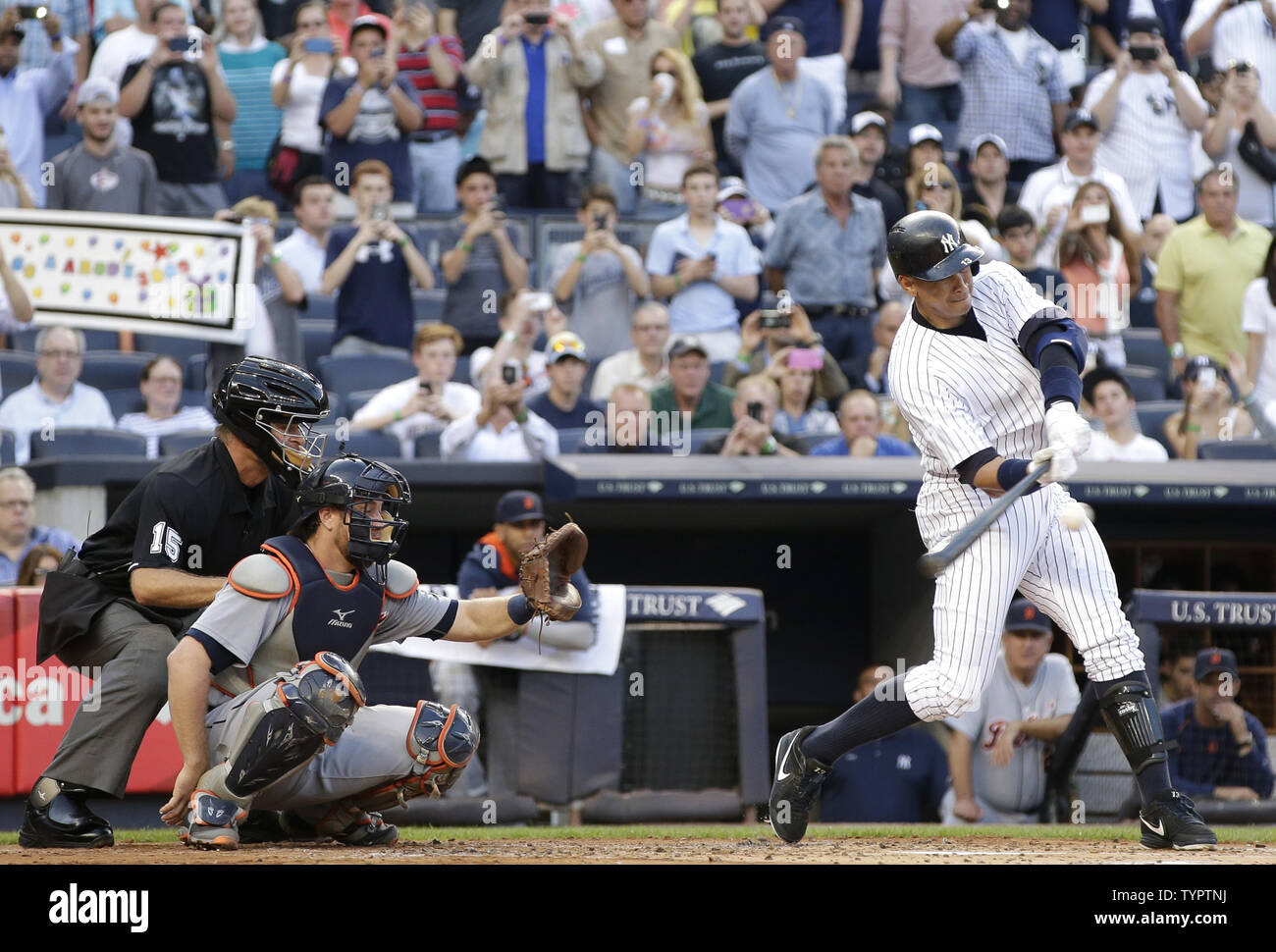 Yankee stadium behind home plate hi-res stock photography and images ...