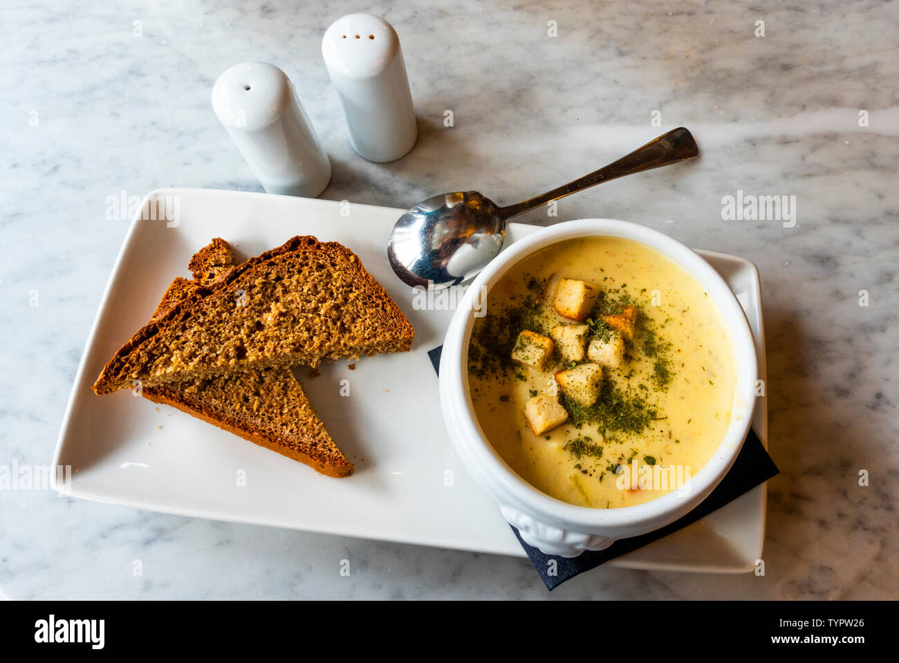 A bowl of Irish fish chowder with brown soda bread Stock Photo - Alamy