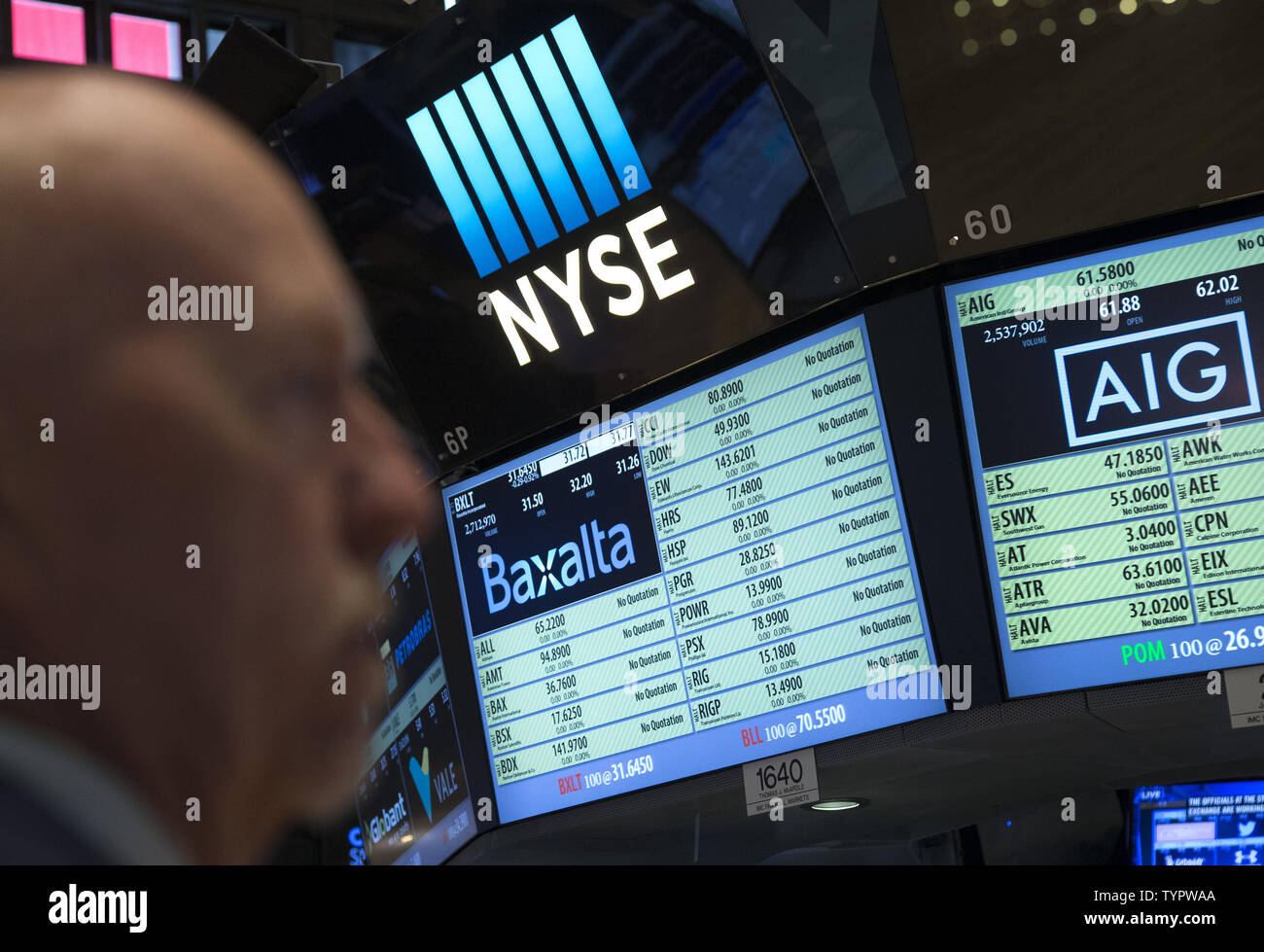 New york stock exchange trading floor 2015 hi-res stock photography and ...